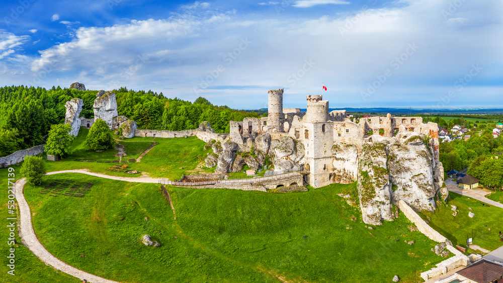 Szlak Orlich Gniazd - zamek Ogrodzieniec we wsi Podzamcze Stock Photo ...