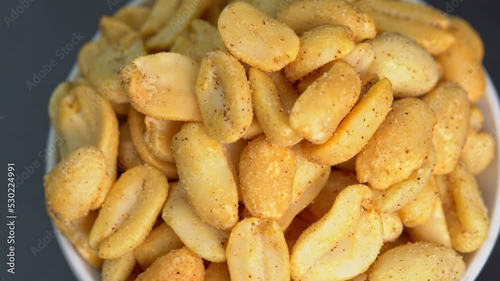 Vidéo Stock Roasted peanuts rotate in a bawl, peanuts without shells ...