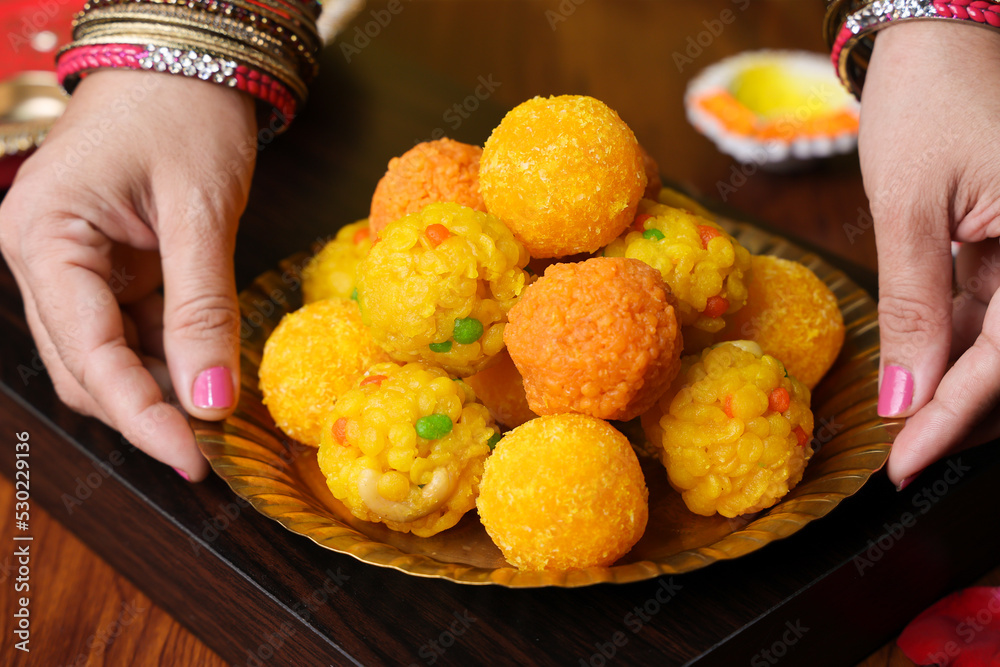 Motichoor Ladoo Rava Laddu Kesar besan boondi laddu Semolina Indian ...