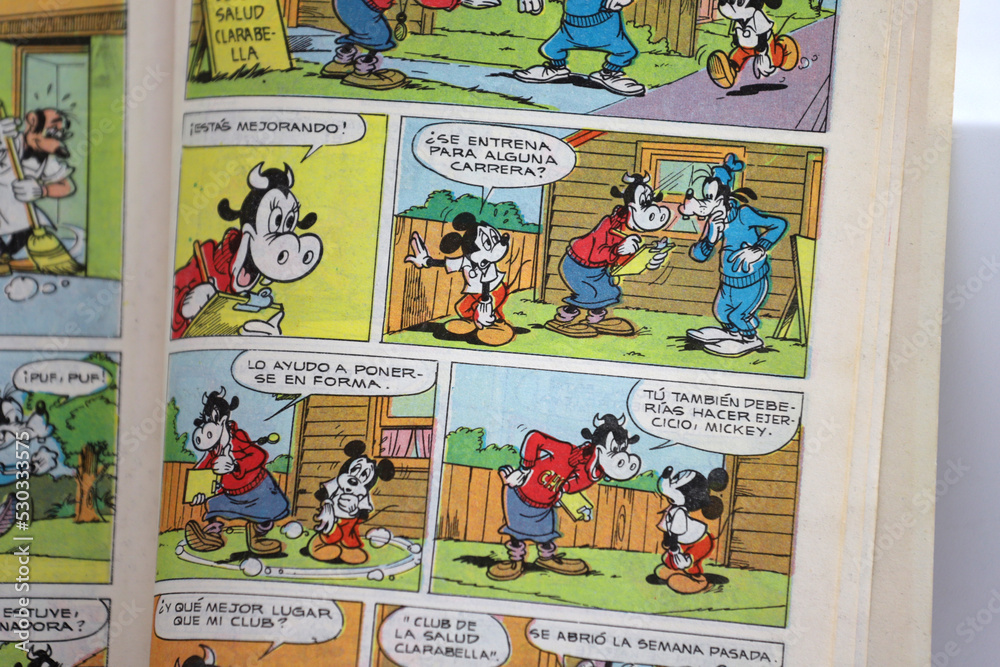 Foto de Goofy and Mickey Mouse comics magazine with Clarabelle Cow ...