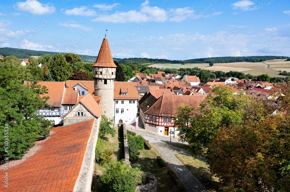 Teile der mit vier Wehrtürmen ausgestatteten Wehrkirche von Ostheim vor ...