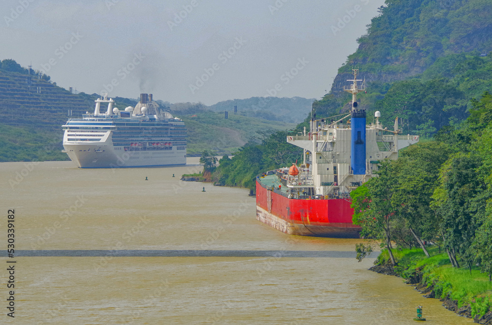 Princess Kreuzfahrtschiff Coral fahren durch Gatunsee im Panama Kanal ...