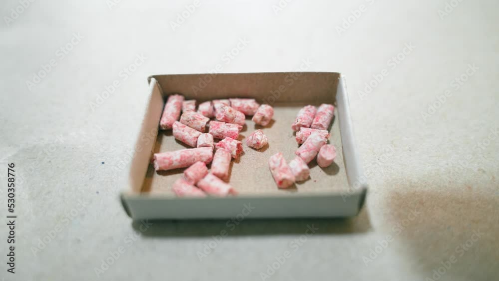 Vidéo Stock Pink granules of poison from rodents are poured into a ...