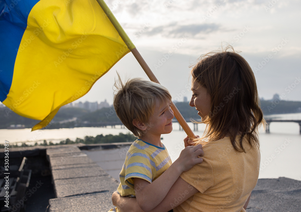 Foto de faces of a boy and a woman standing on the high roof of a house ...
