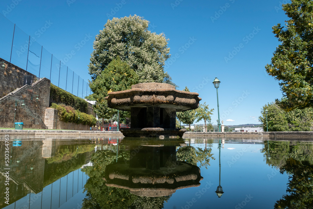 Foto de Lago de água a meio de um parque, rodeado por muros de pedra em ...