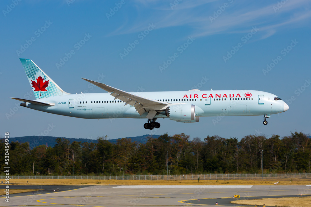 Air Canada Boeing 787-9 Dreamliner (in old livery) in short final above ...