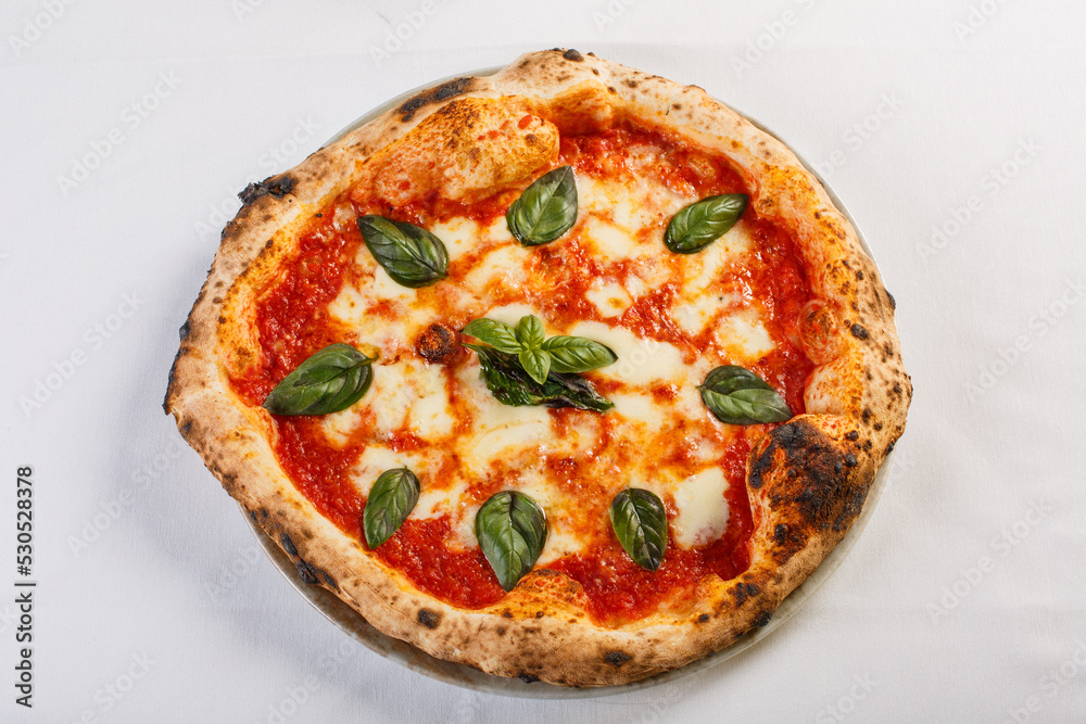 Pizza margherita napoletana con sugo di pomodoro, mozzarella di bufala ...