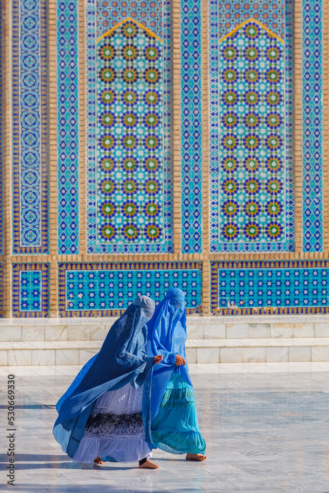 Women wearing blue burka in front of Mazar-i Sharif Blue Mosque ...