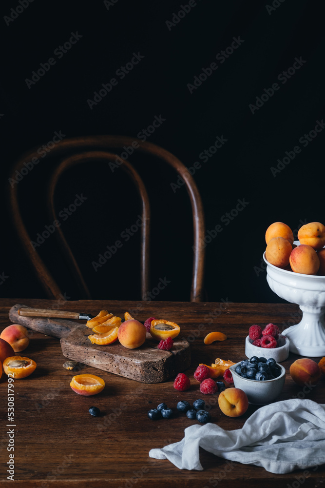 Préparation et découpe de fruits sur table en bois foto de Stock ...