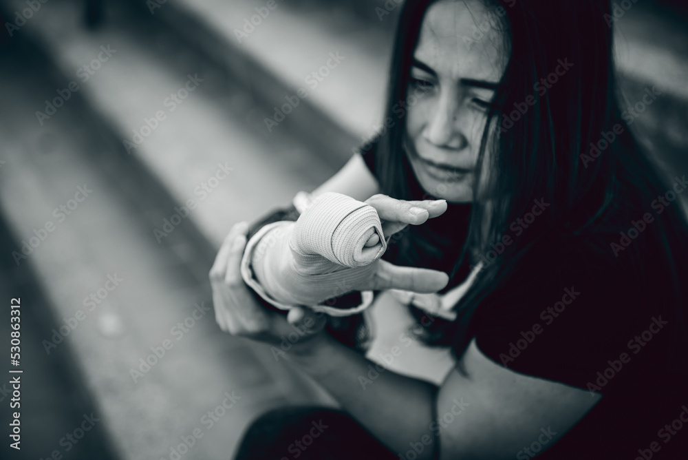 A beautiful Asian girl broke her arm and splinted,Woman accidentally ...