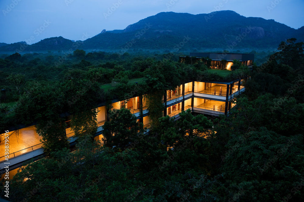 Foto de Heritance Kandalama Hotel at dusk. Dambulla, Sri Lanka ...