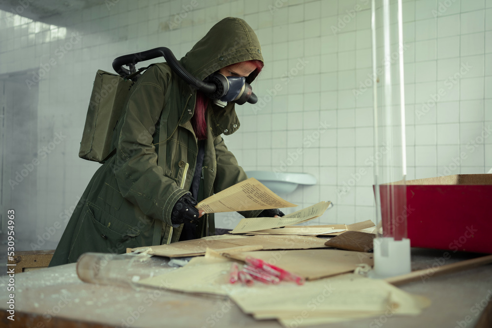 Foto de Female disaster survivor in a post apocalyptic setting wearing ...