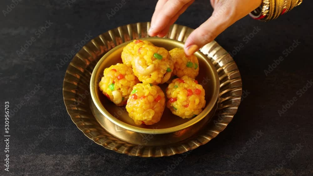 Motichoor Ladoo Rava Laddu Kesar besan boondi laddu Semolina Indian ...