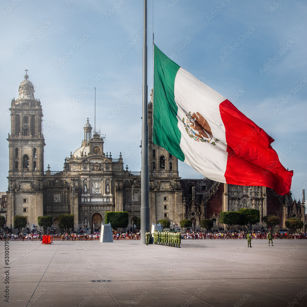 Poster Bandera de México en el zócalo de la ciudad. – Wall Art | UkPosters