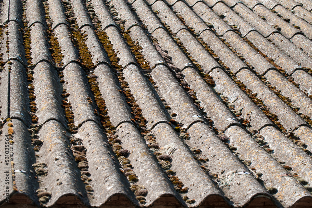 Eternit jest już coraz rzadziej widoczny na polskich domach. Stock ...