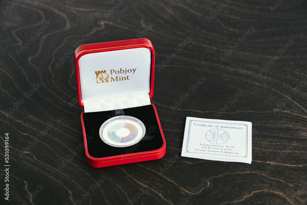 Colored bi-metal coin with the portrait of queen Elizabeth II Isle of ...