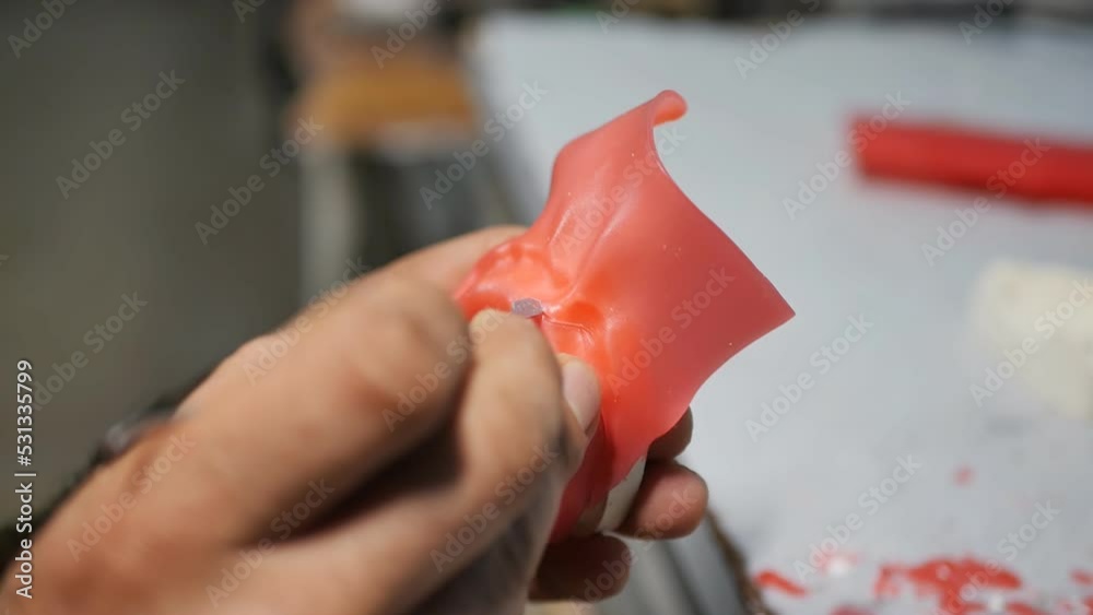 Vidéo Stock the hands of a dental technician create a removable denture ...