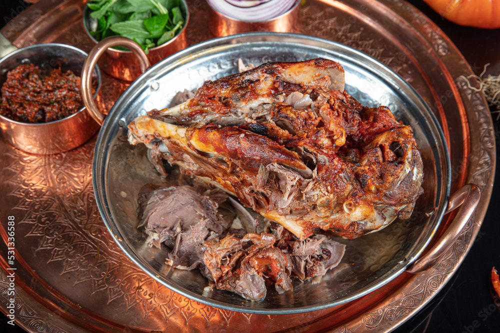 Roasting head of a lamb. Traditional Turkish Offal Food Kelle Sogus ...