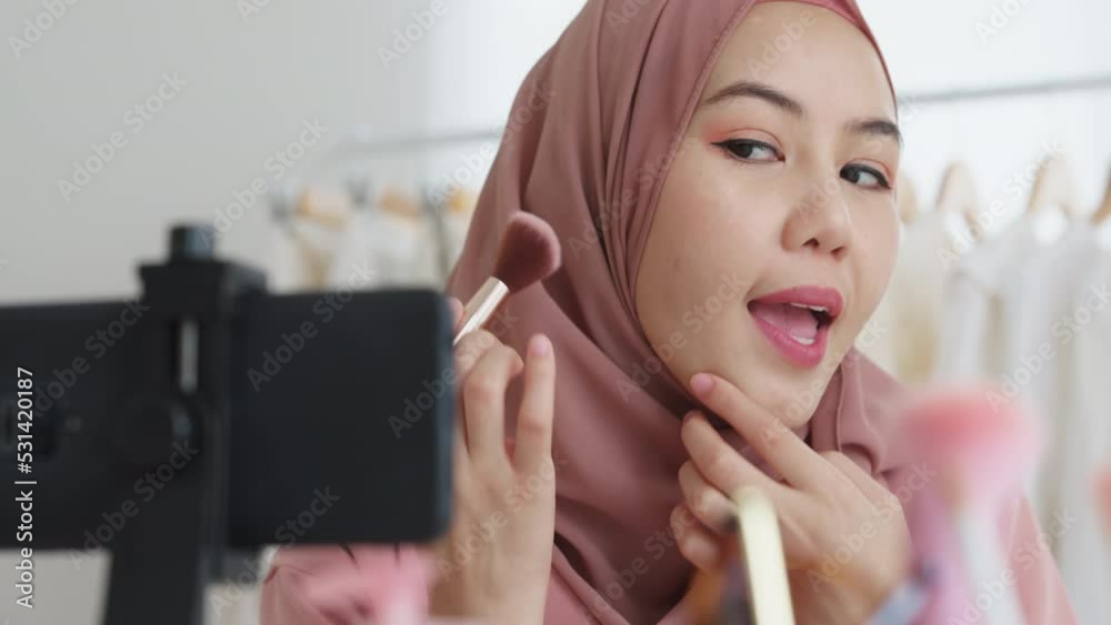 Vidéo Stock Islam youtuber arab influencer vlogger or beauty blogger ...