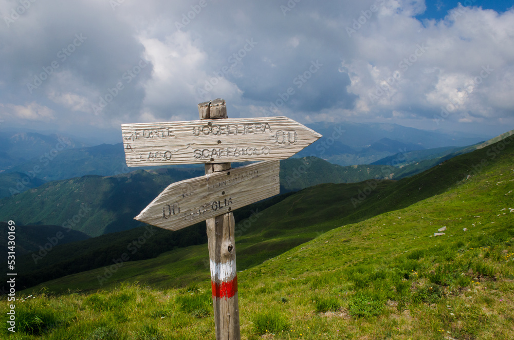 Cartelli indicatori dei sentieri su un sentiero che percorre una cresta ...