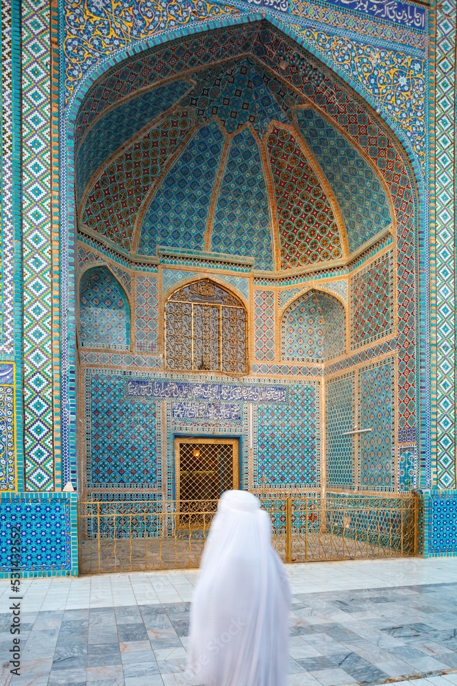 Foto de Woman with white burka (burqa) walking in front of the Timurid ...