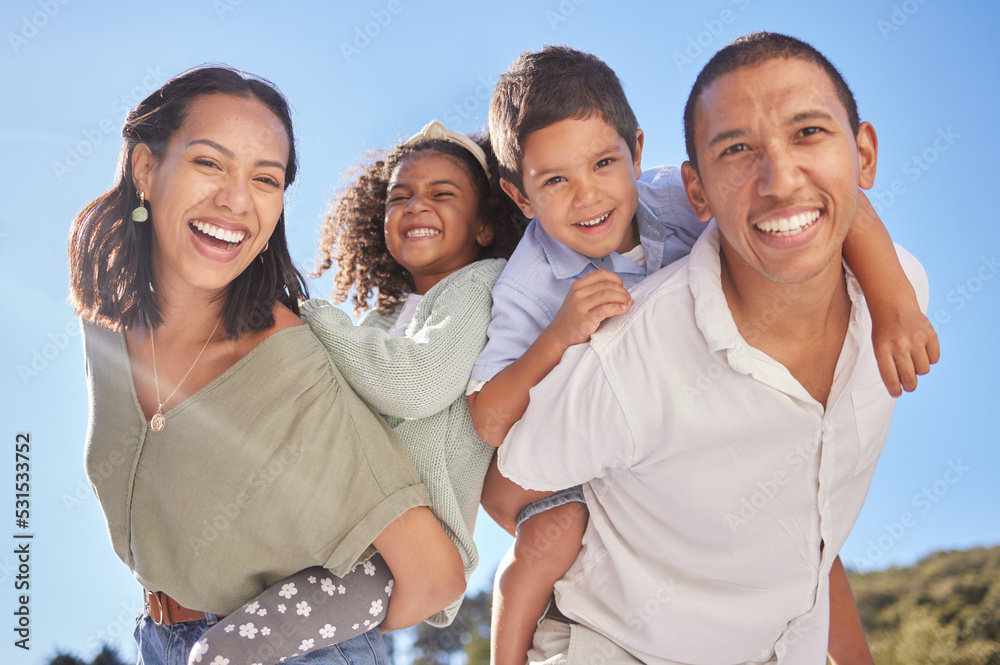 Foto de Happy family portrait, parents piggyback children and smile ...