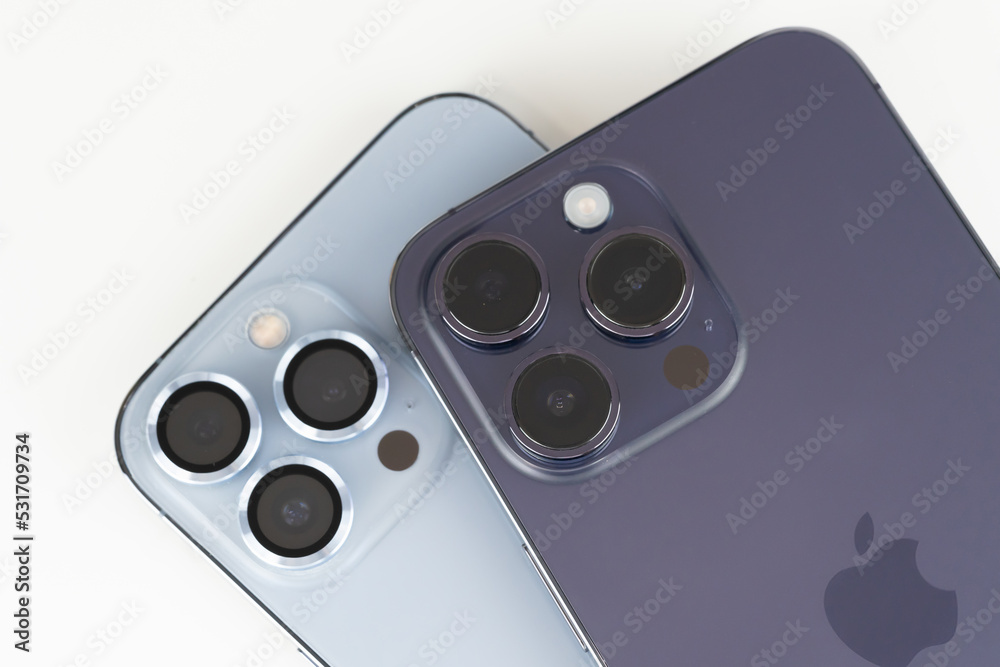 Close up compare the big new triple camera on the new iPhone 13 Pro Max ...