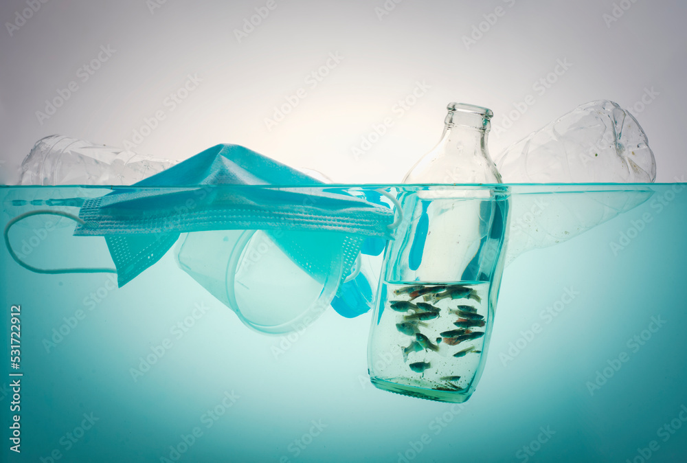 Photo & Art Print Environmental pollution of garbage in the oceans ...