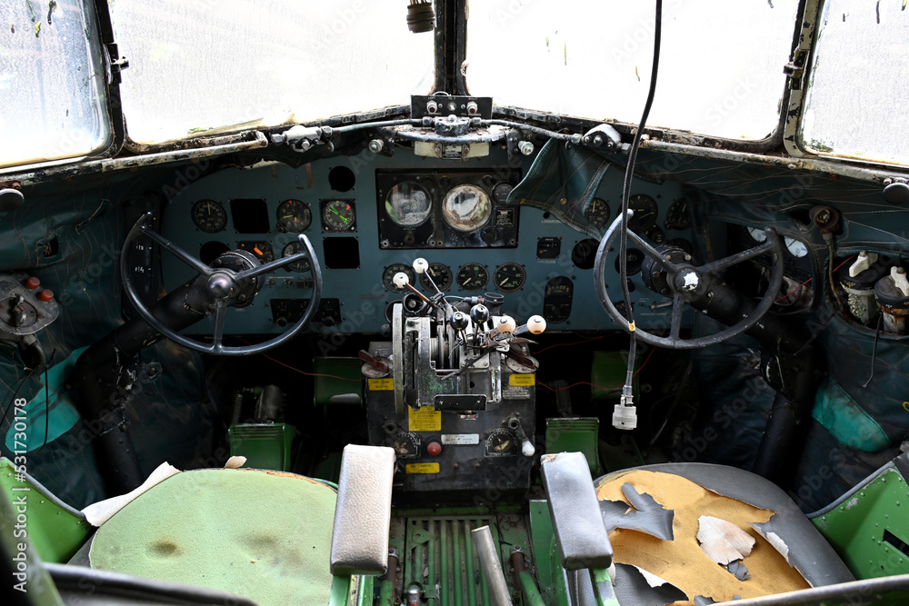 Foto de Fuselage of the inside of a military green plane during the war ...