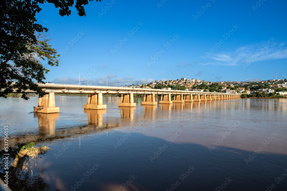 Foto de Frontal view of the Florentino Avidos bridge over the Doce ...