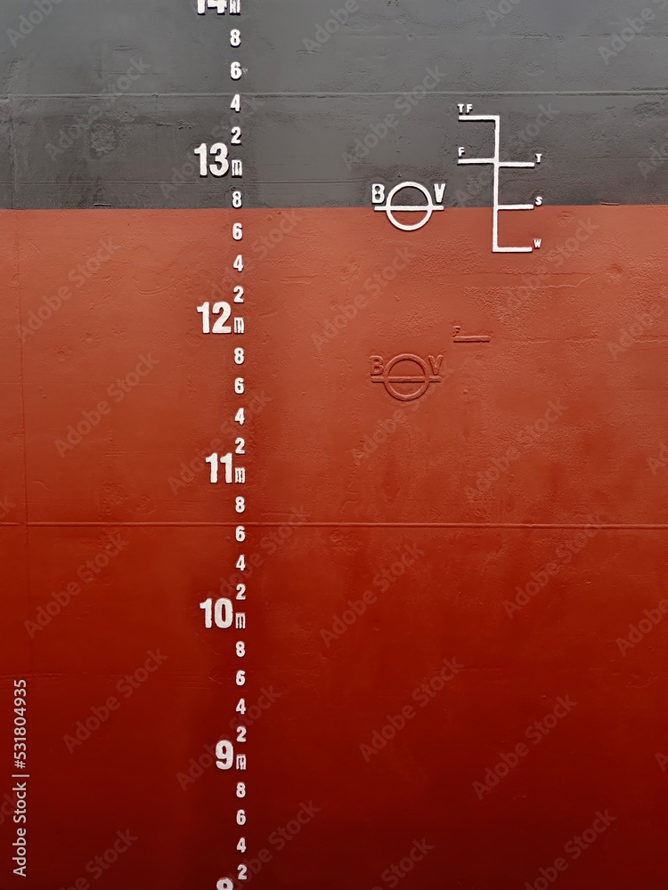 Foto de A mid draft mark, load line and plimsoll mark on a side of ...