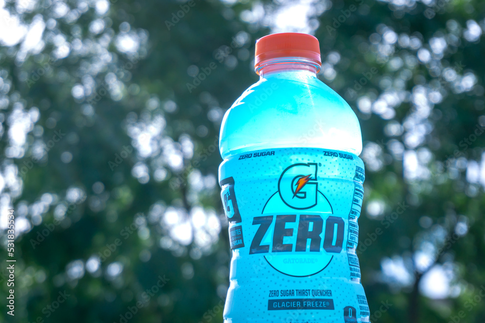 Foto de Marinette-USA.- 10Nov 2021: Gatorade Cool Sports Drink hydrates ...