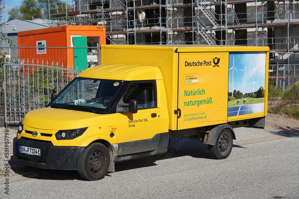 Elektrischer Transporter der Deutschen Post bei der Auslieferung in ...