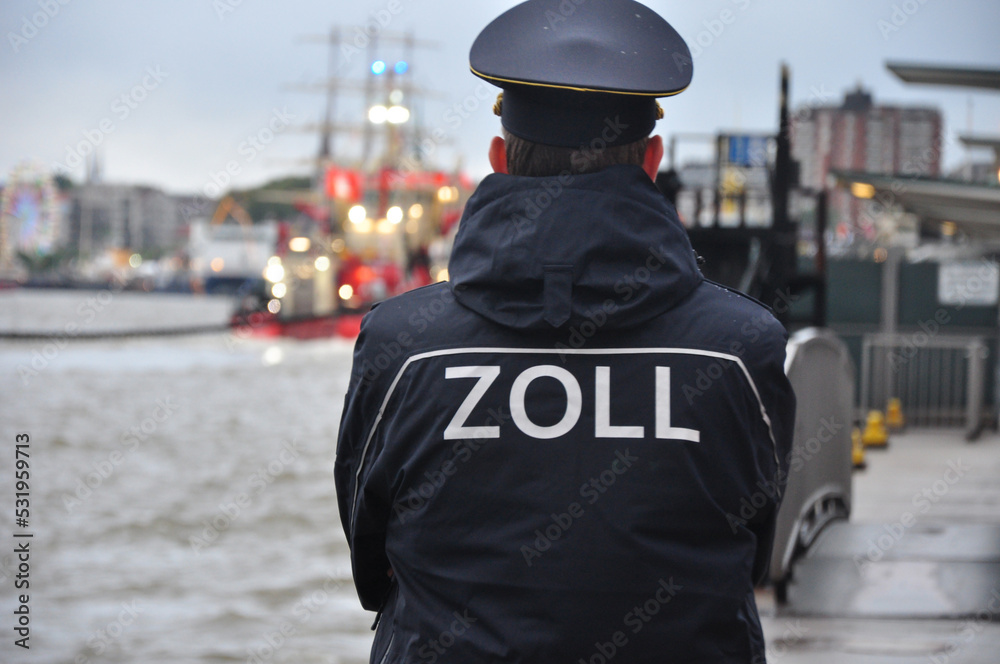 Der Zollbeamte im Hamburger Hafen: in Uniform am Wasser mit Schiffen im Hintergrund. Stock-Foto ...
