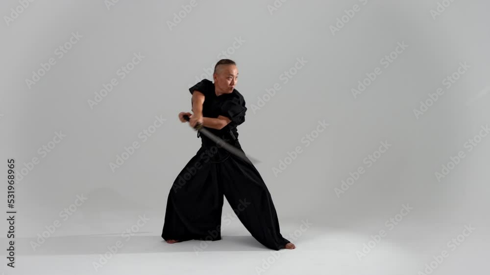 Vidéo Stock Japanese man traditional dress, black kimano katana samurai ...