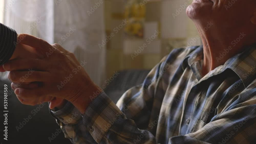 Vídeo do Stock: happy caucasian father 70-80 years old sits and shakes ...