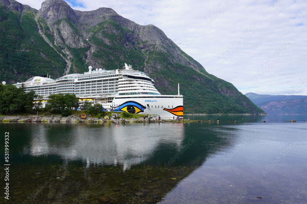 Die Aida Perla liegt im Ort Eidfjord im Hafen Stock-Foto | Adobe Stock