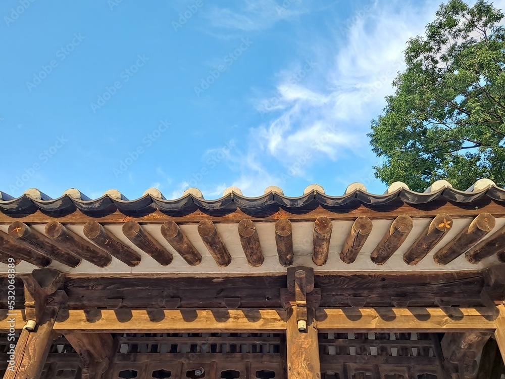 Tiled roof and eaves of Korean traditional house Hanok Stock Photo ...