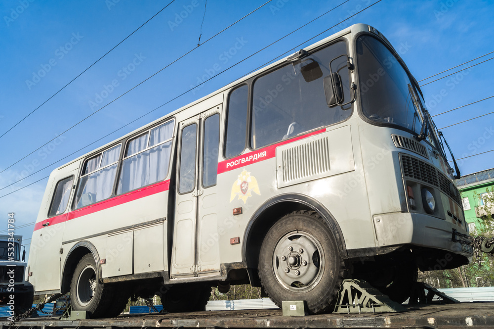 Stockfoto Novosibirsk, 8 May, 2022 - Bus on railroad platform with the ...