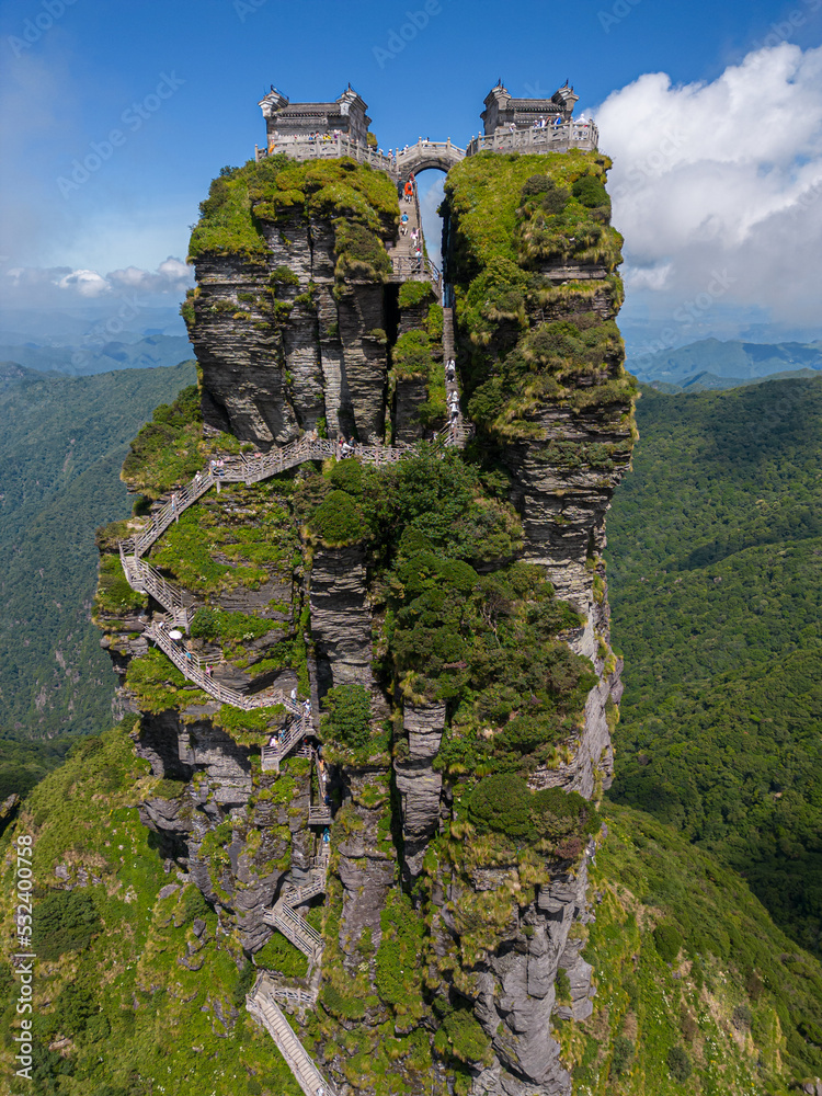 Foto de Scenic view of Fanjingshan mountain with view of the Fanjing ...