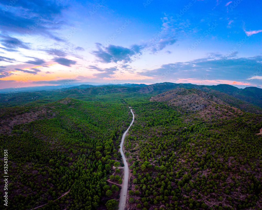 Fotografía aérea del Parque Natural de la Serra Calderona al atardecer ...