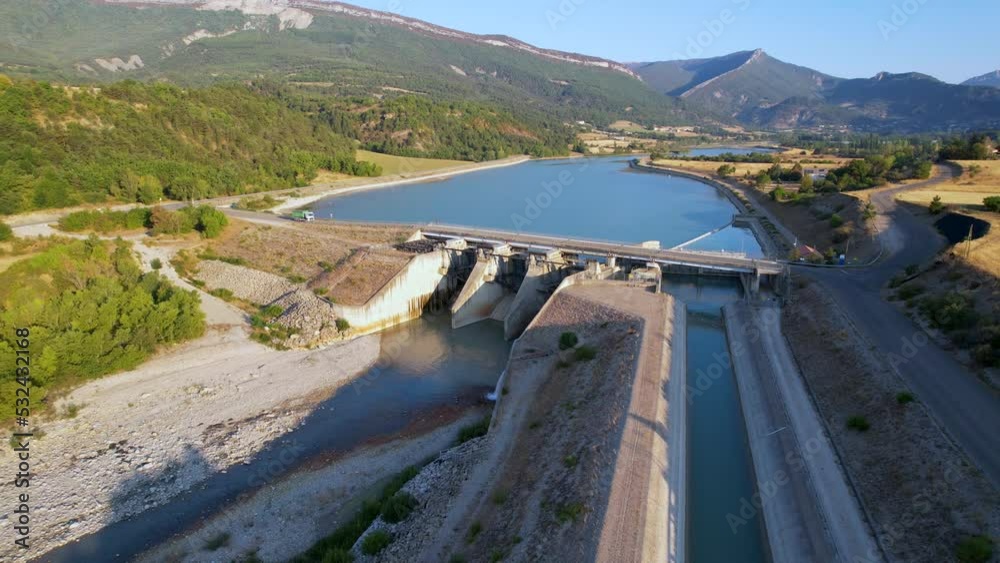 Vue aérienne du barrage hydraulique Saint-Sauveur et de son réservoir ...