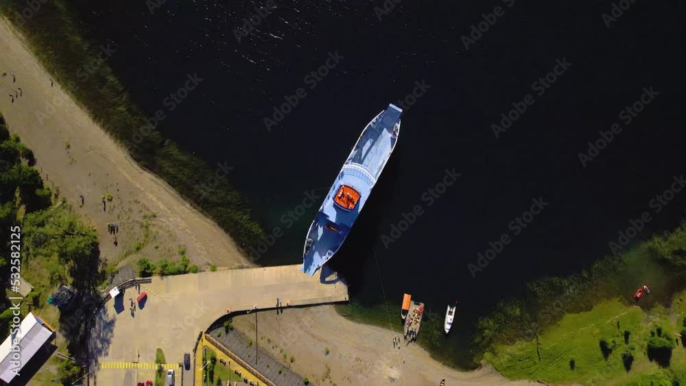 Vista aérea cenital desde dron de ferry barcaza puerto fuy atracada en ...