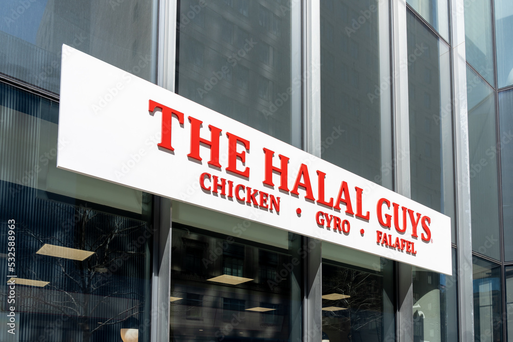 Foto de Houston, Texas, USA - March 13, 2022: The Halal Guys restaurant ...