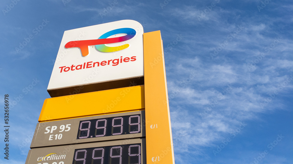 Foto de Totalenergies brand text company logo sign price Total energies ...