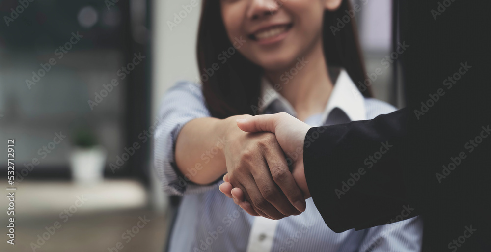 Foto de businesswomen Handshaking,happy with work,the woman she is ...