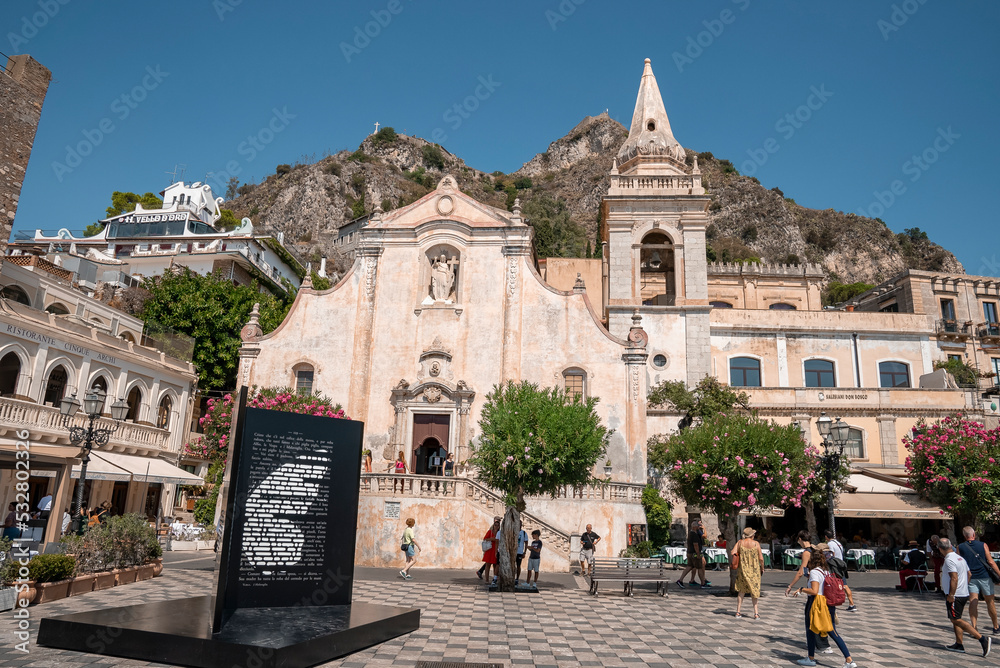 Foto Stock Taormina, Sicily, Italy. August 26, 2022. Tourists exploring ...