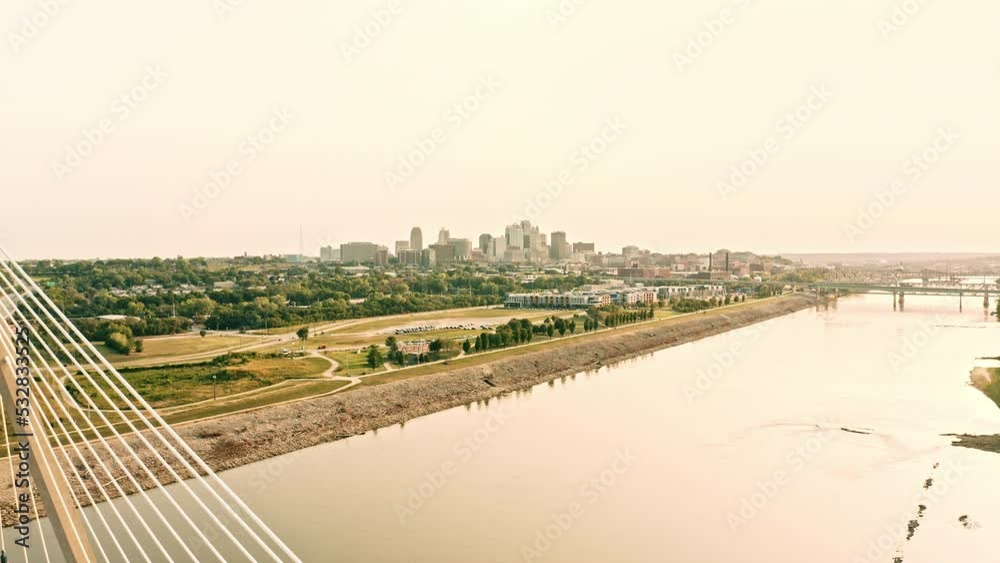 Video „Bond Bridge and Kansas City skyline late afternoon. The ...