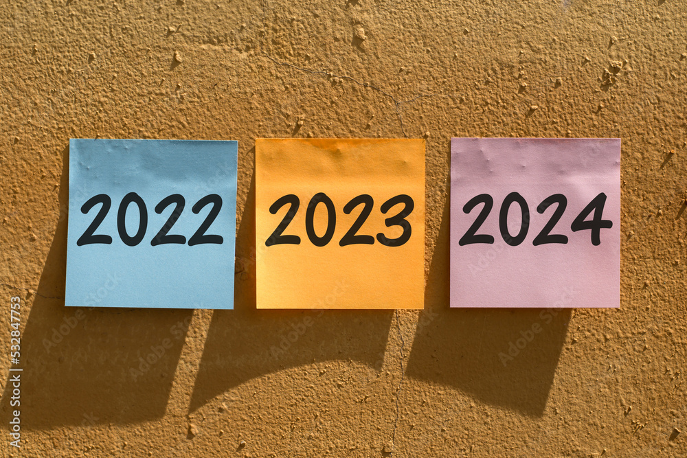 Fotka „New year 2022 to 2024 and vision word written on colorful papers ...