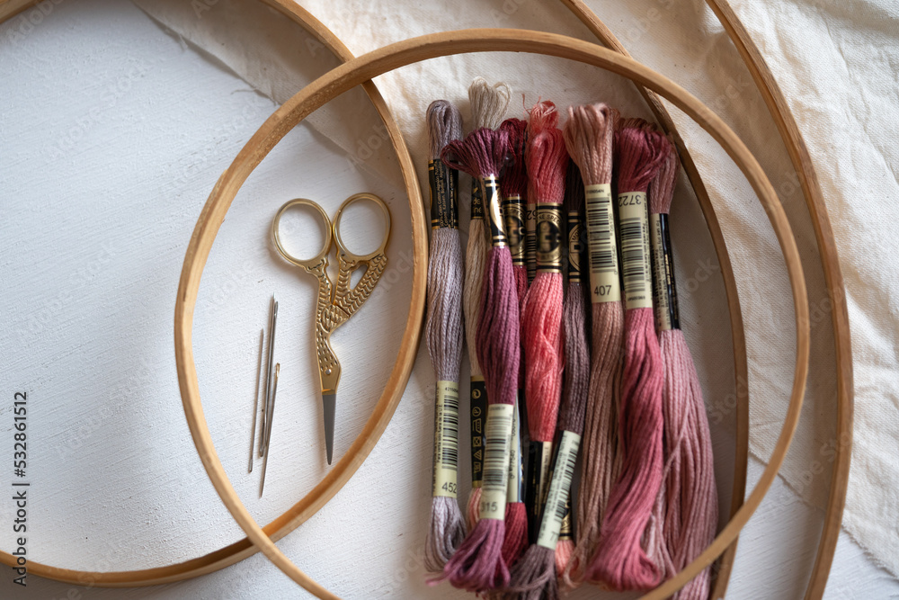 madejas de hilo de algodón para bordar de diferentes colores sobre tela ...